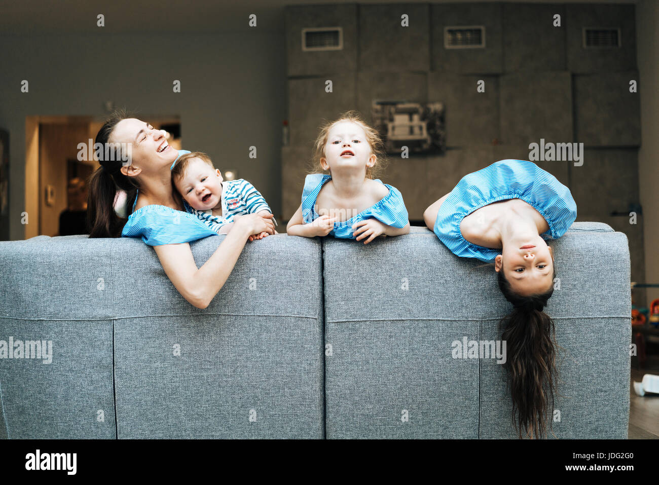 Mutter, zwei Töchter und einen kleinen Sohn auf der couch ...