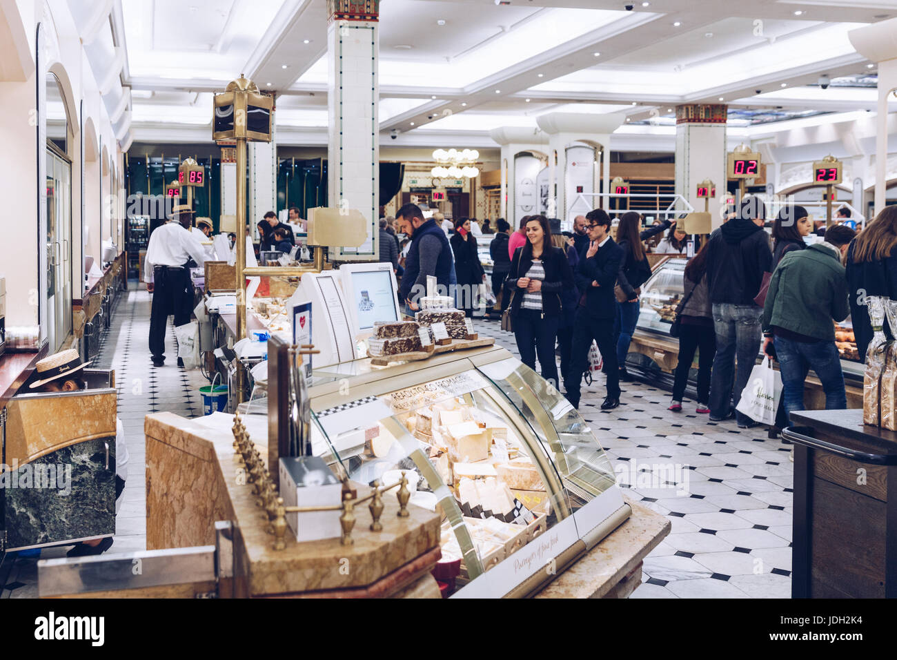Harrods interior -Fotos und -Bildmaterial in hoher Auflösung – Alamy