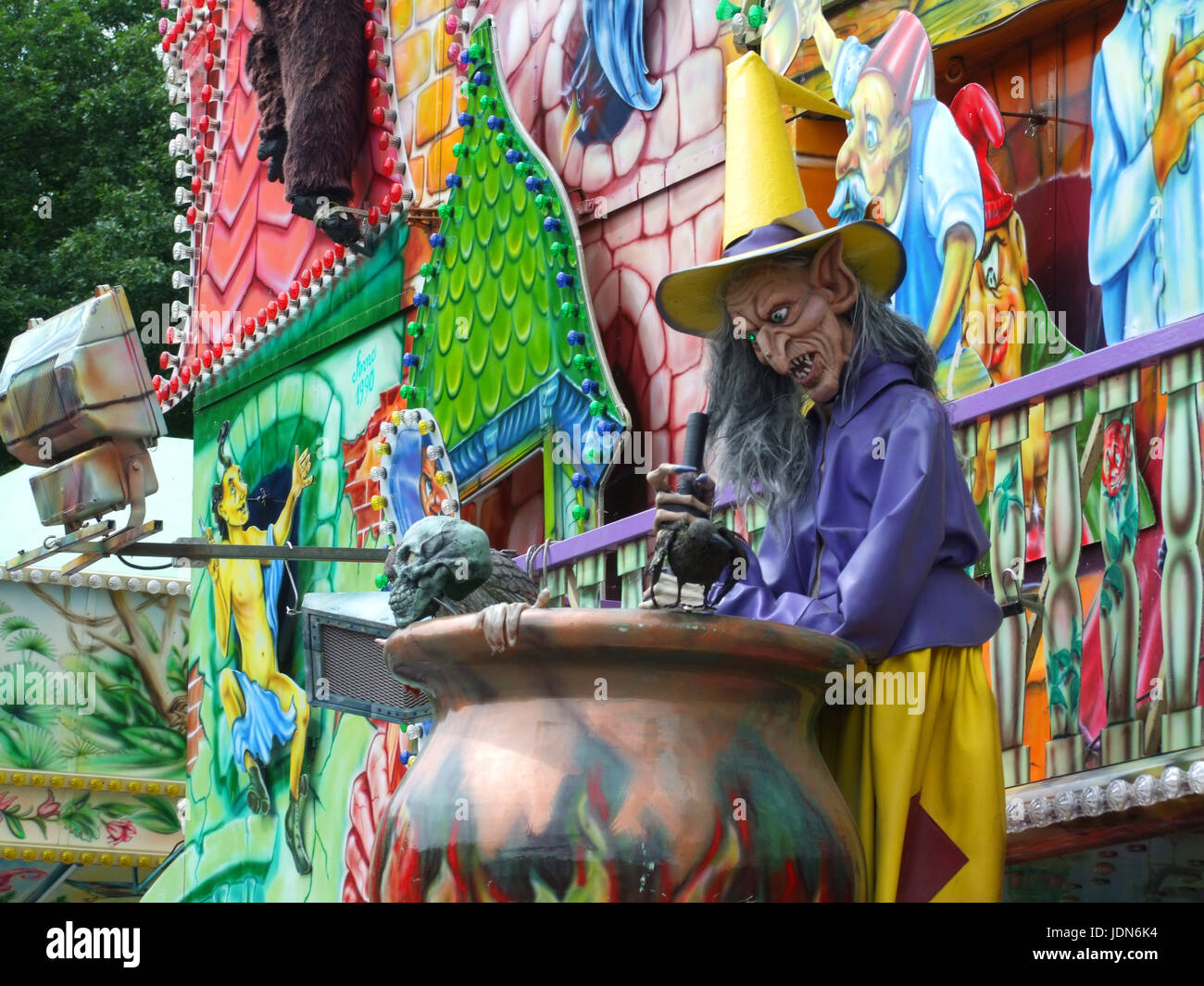 Bunte Hexe Figur in einem Vergnügungspark Stockfotografie - Alamy
