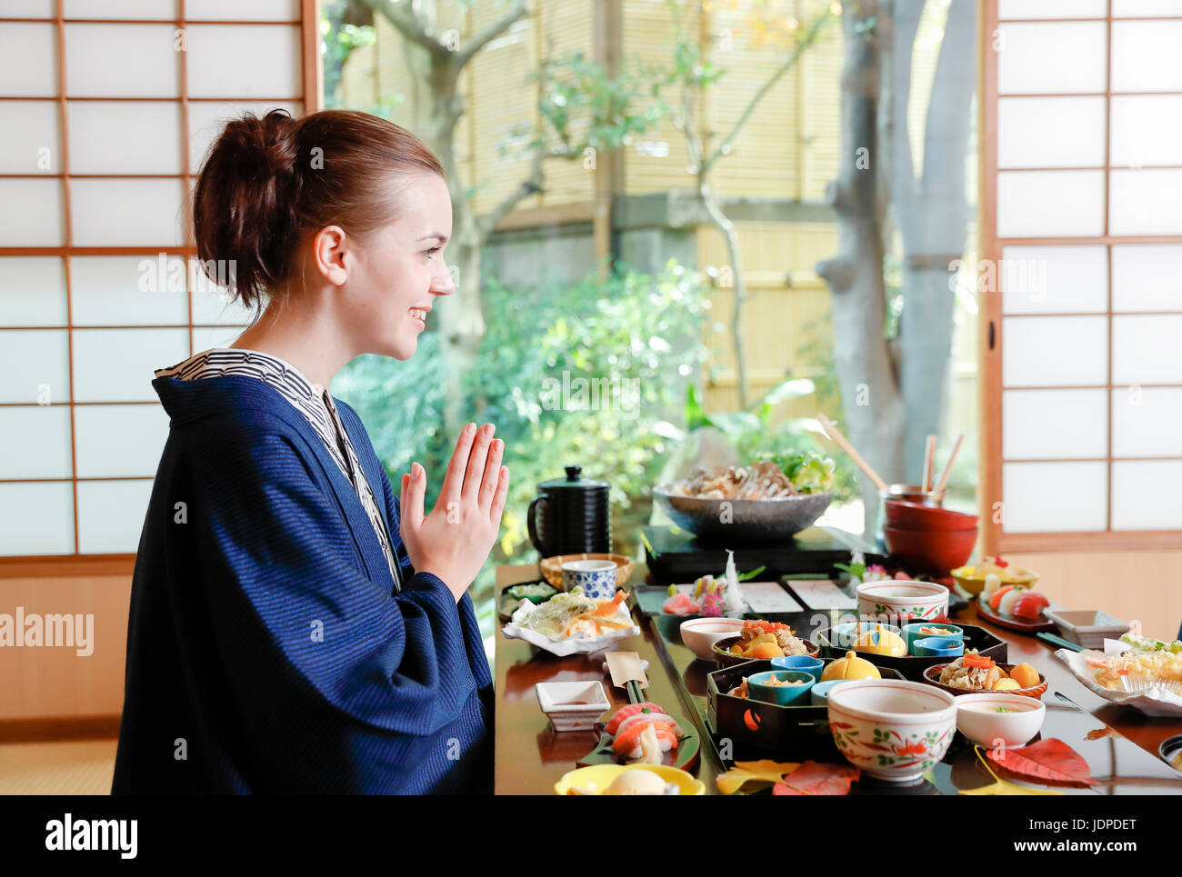 Kaukasische Trägerin Yukata Essen im traditionellen Ryokan, Tokyo ...