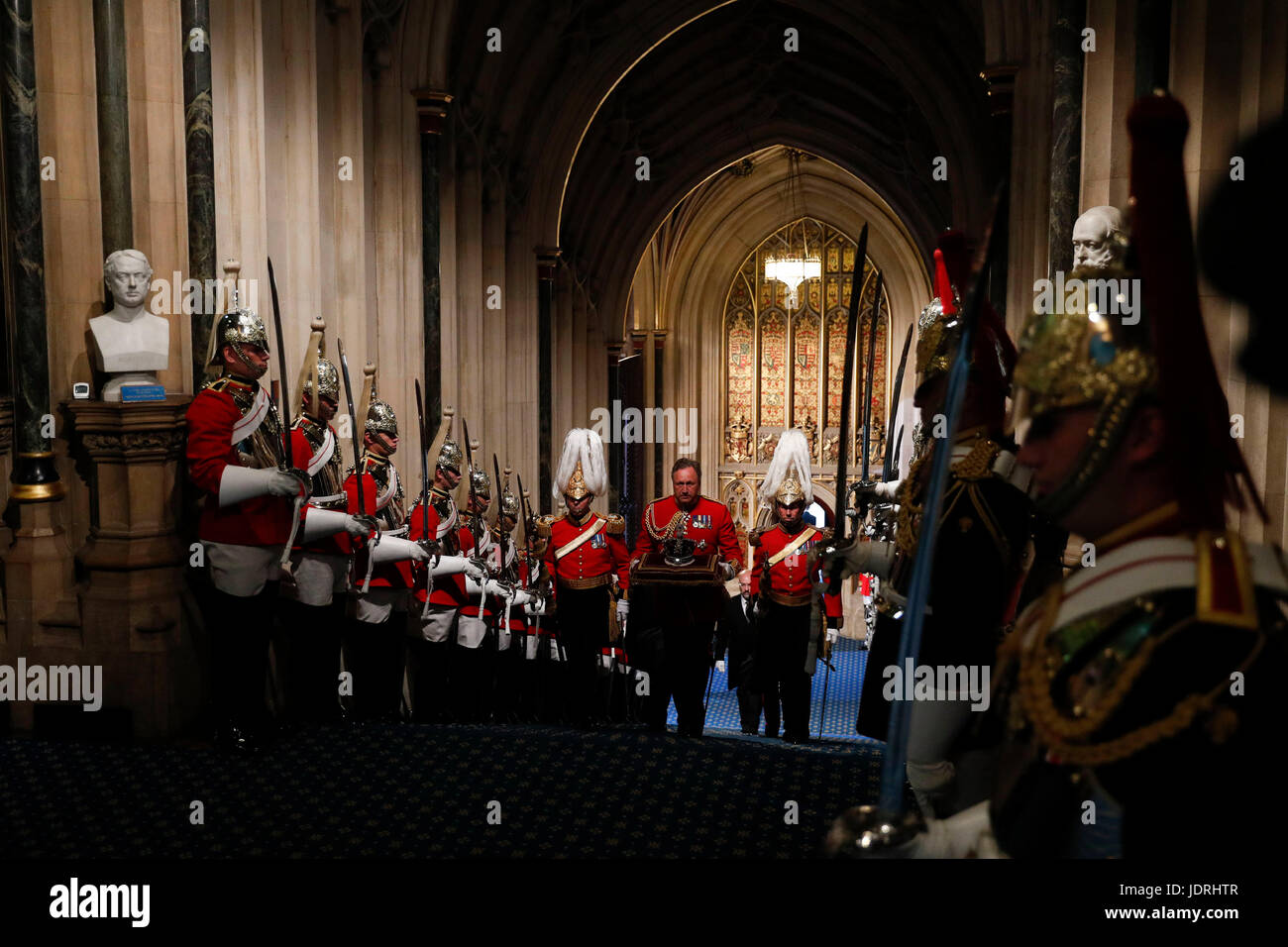 Leutnant Oberst Andrew Ford (Mitte) führt die Imperial State Crown, wie ...