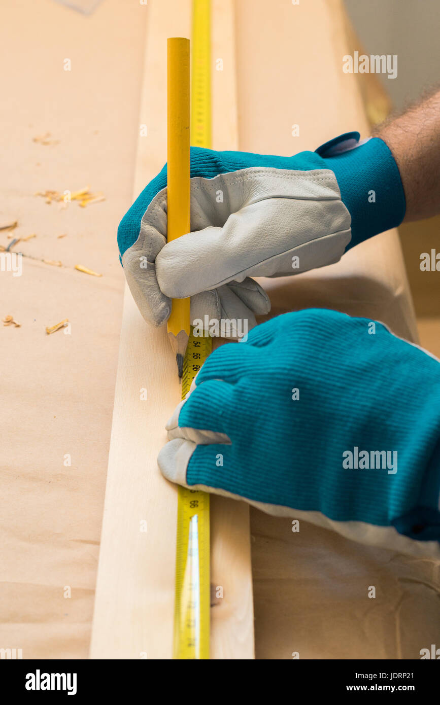 Schreiner Handwerker mit Bleistift die Planke auf die Holzarbeit ...