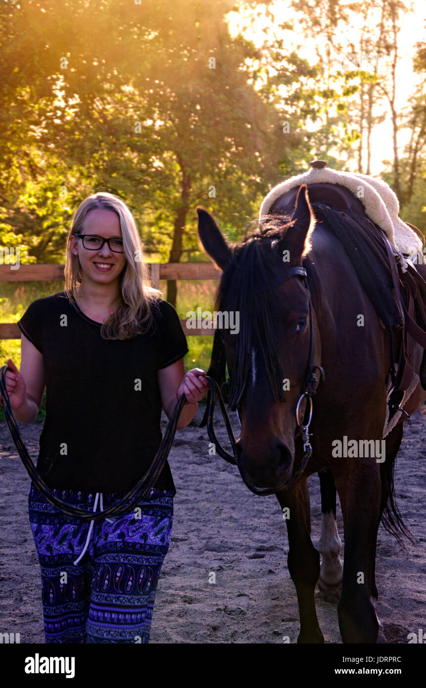 Frau reiten pony -Fotos und -Bildmaterial in hoher Auflösung – Alamy