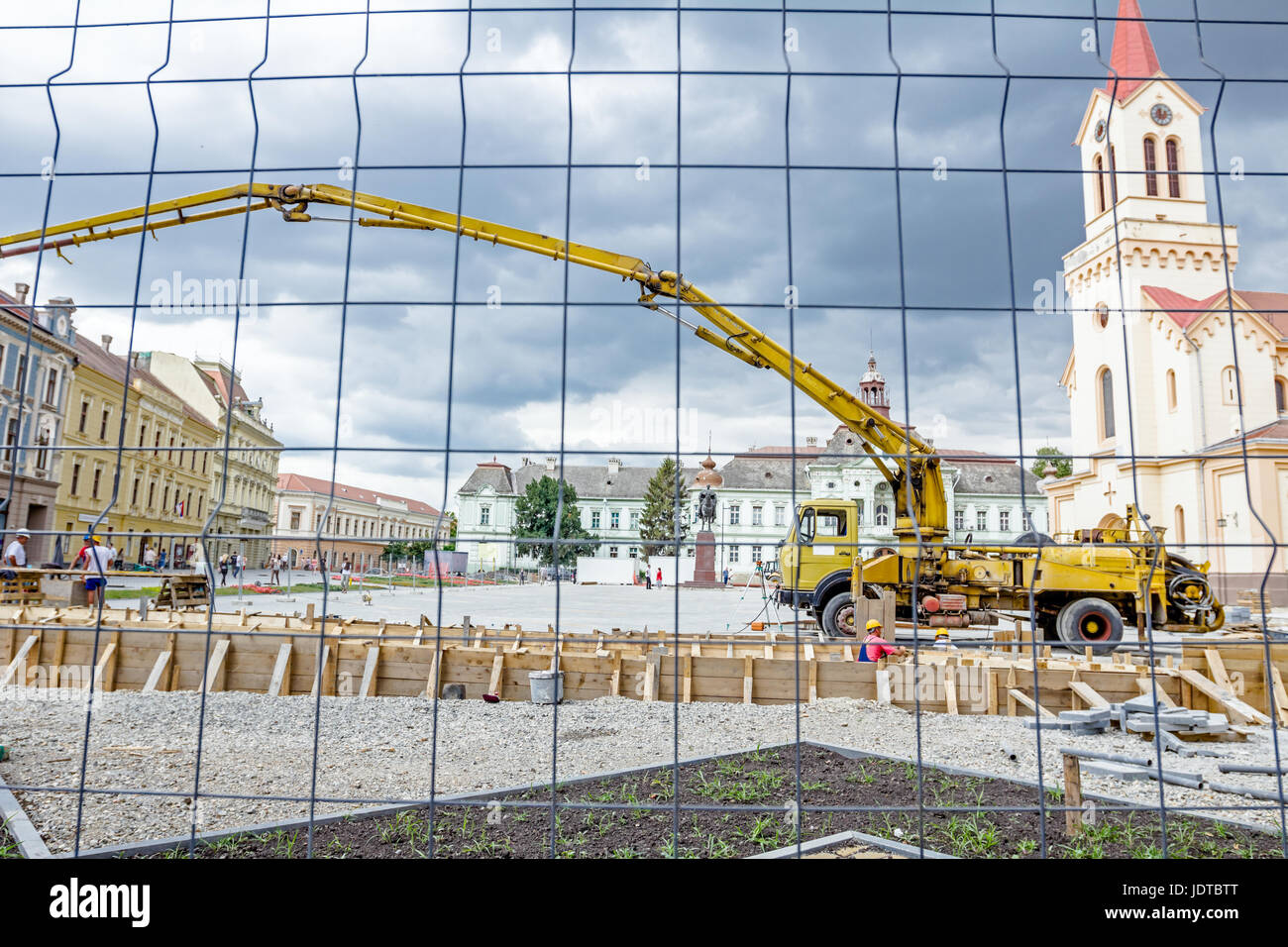 Blick auf die Pumpe Kran zum Heben und Beton auf der Baustelle durch ...