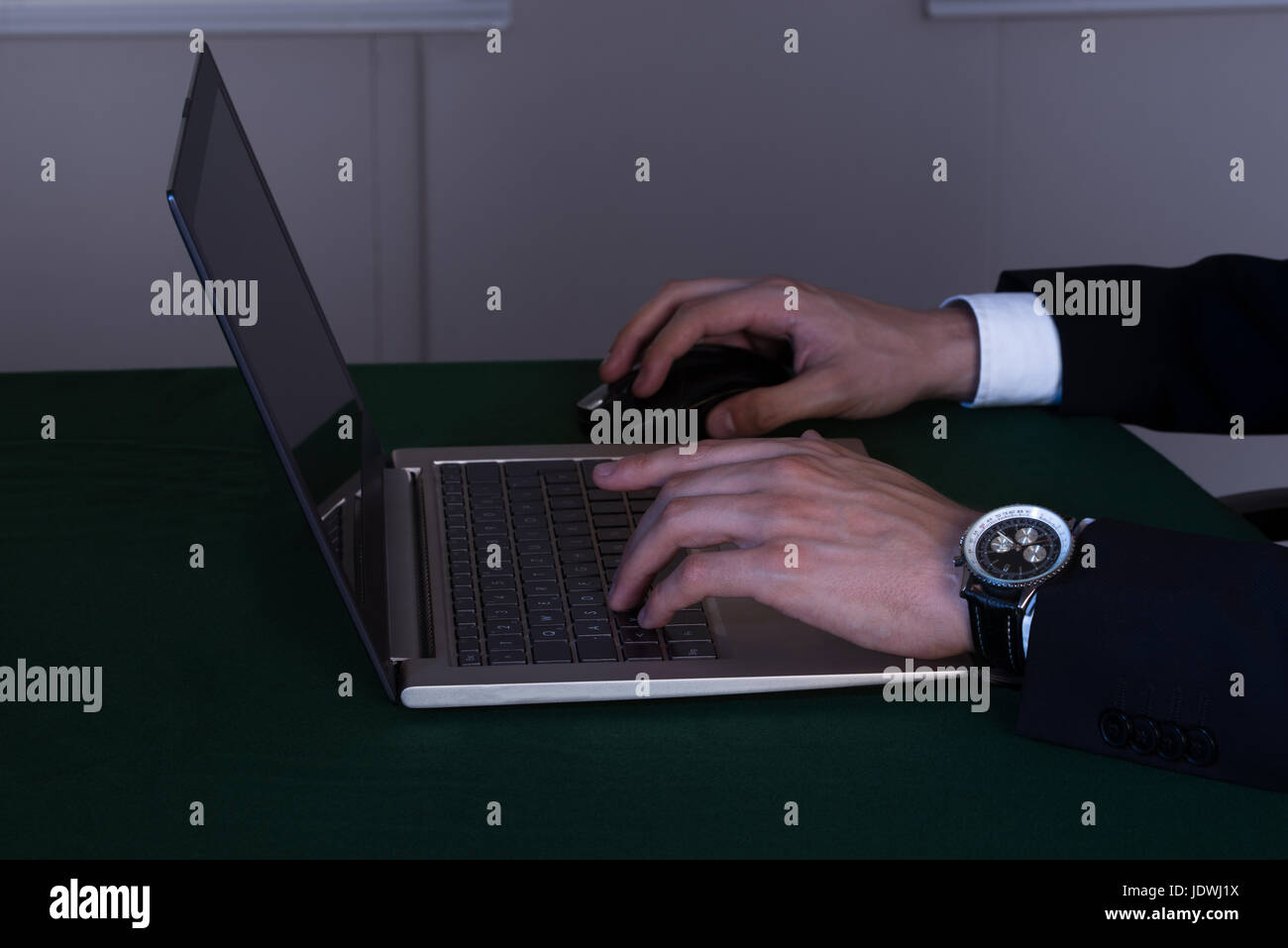 Bild der Geschäftsmann arbeiten spät auf Laptop am Schreibtisch im Büro ...