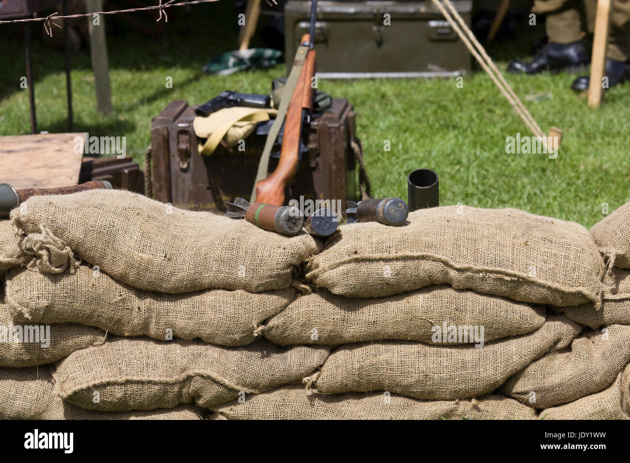Sandsack-Bunker mit Stacheldraht mit einer Riffelung und Granaten ...