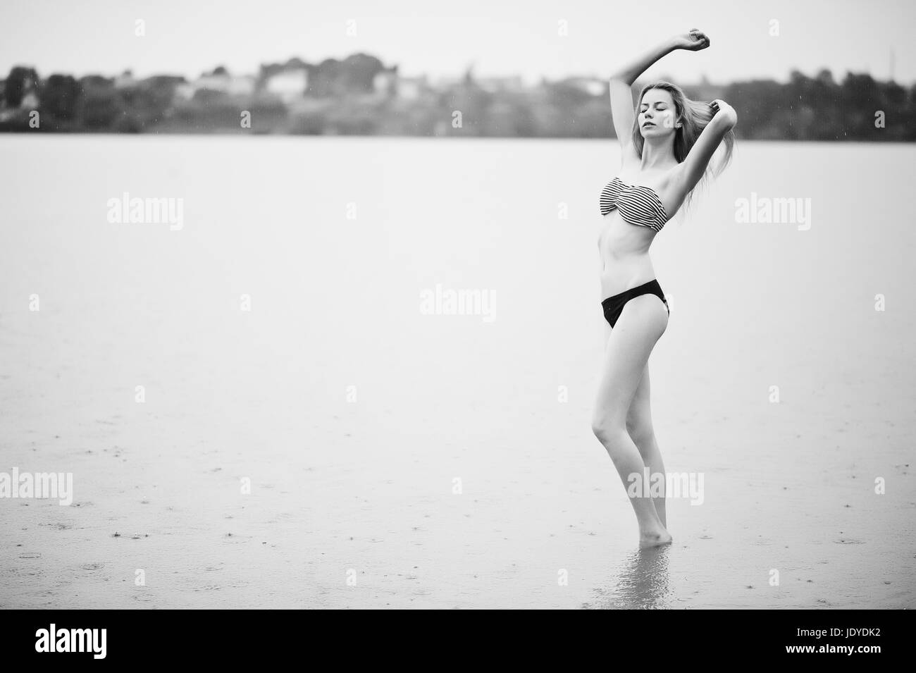Junge Frau Im Bikini Schwarzweiß Stockfotos Und Bilder Alamy