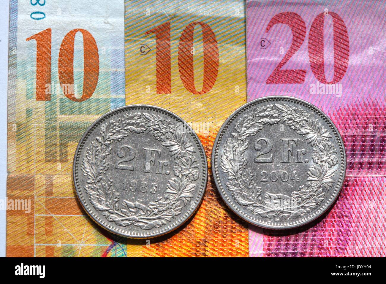 Schweizer Frank Scheine und Münzen Stockfotografie - Alamy