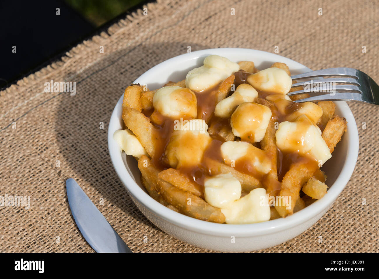 Klassische quebec Poutine mit Pommes frites, Soße, und Quark ...