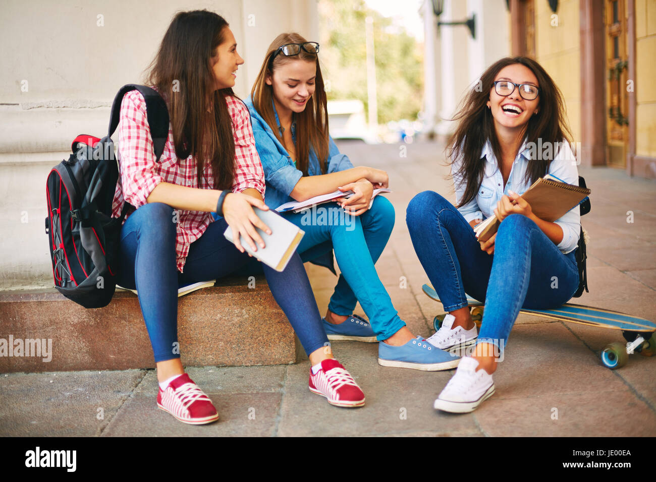 Mädchen im Teenageralter Kommunikation auf der Straße Stockfotografie - Alamy