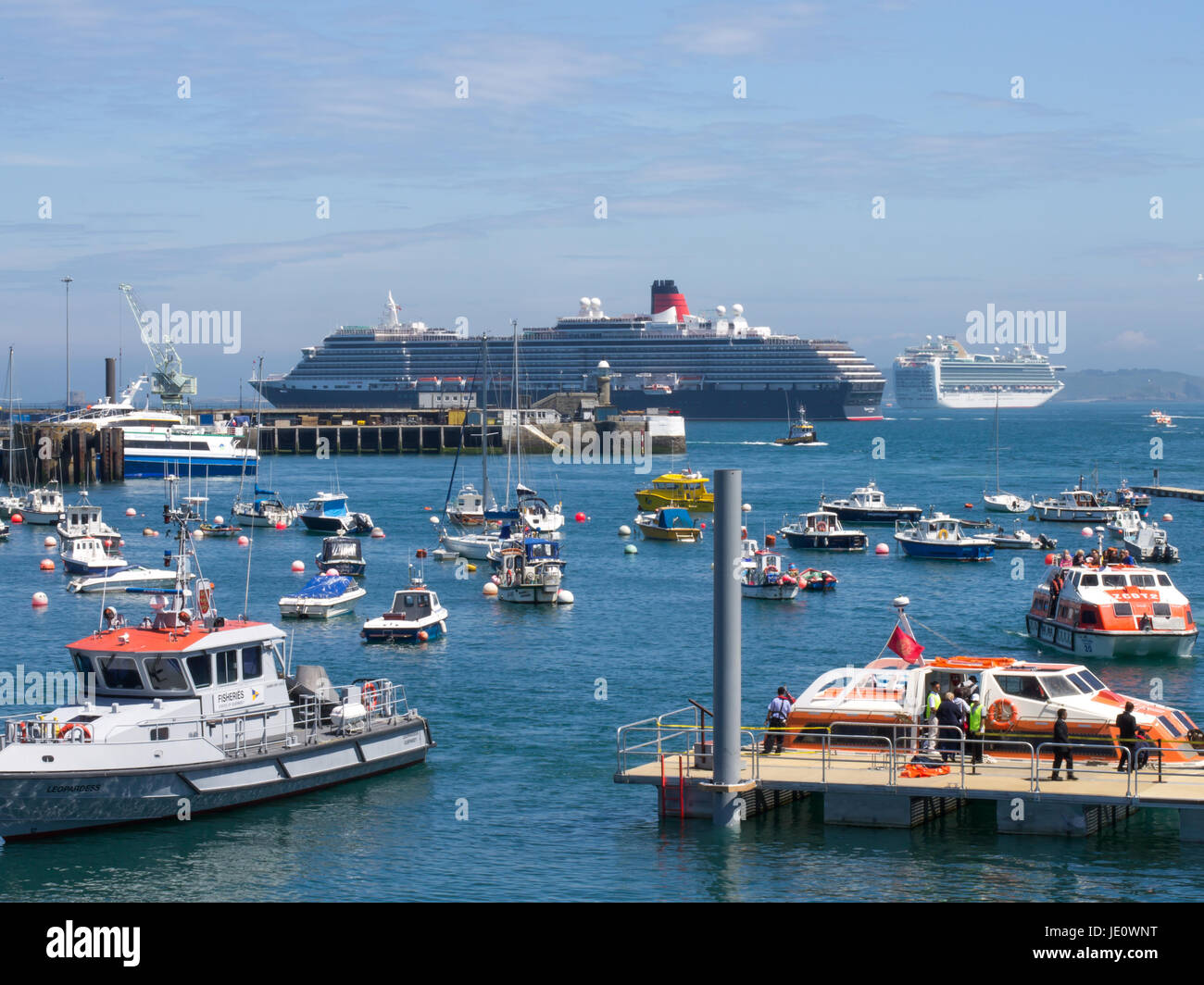 Boote im Hafen von St. Peter Port, Guernsey. Kreuzfahrtschiffe sind ...