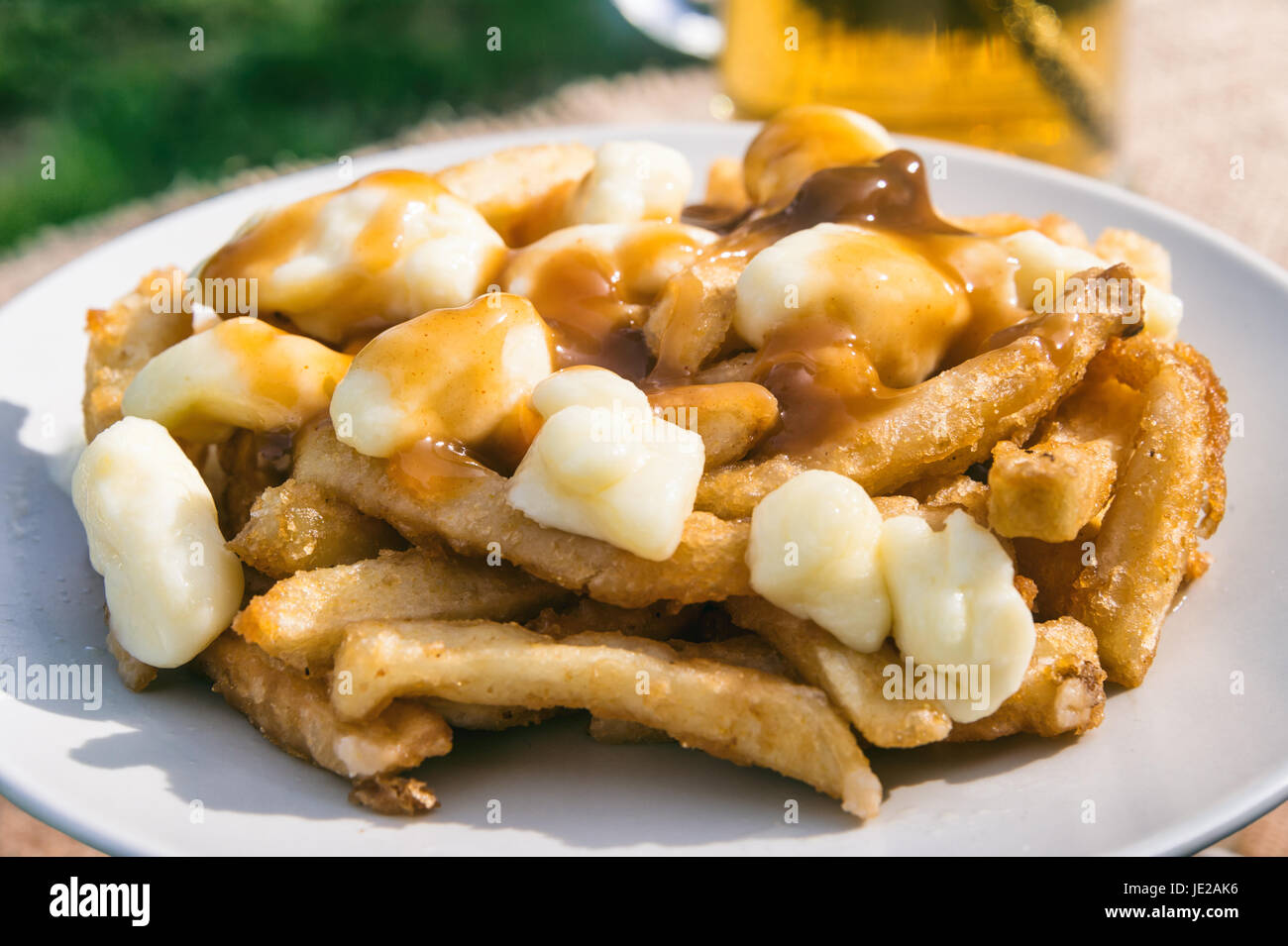 Klassische Quebec Poutine mit Pommes frites, Soße und Käse Quark ...