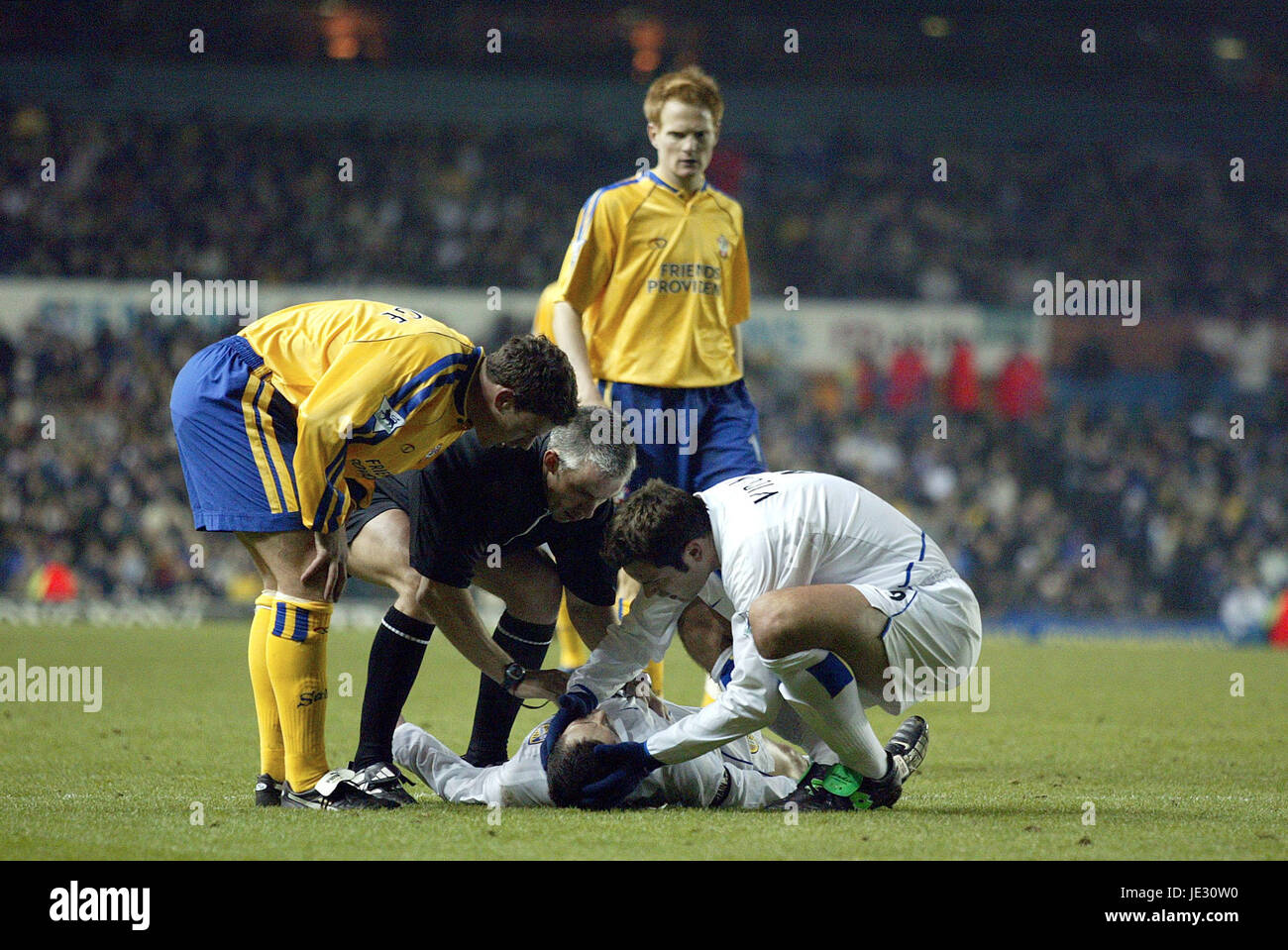 GARY KELLY erhält Aufmerksamkeit LEEDS UNITED V SOUTHAMPTON ELLAND ROAD ...