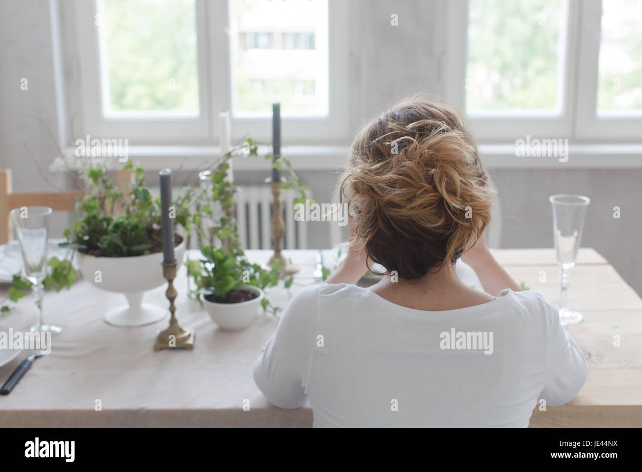 Woman sitting alone at table -Fotos und -Bildmaterial in hoher ...