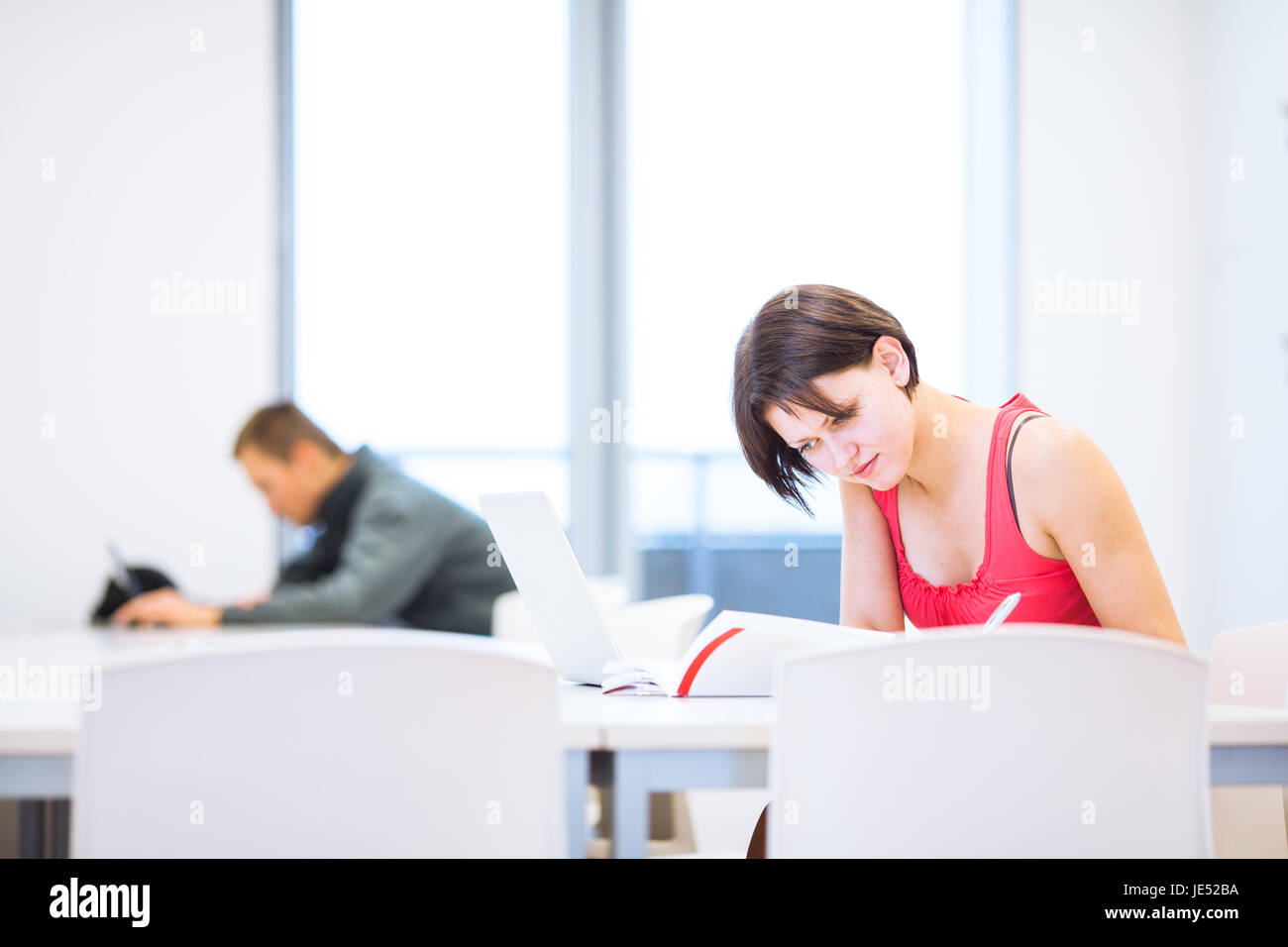 Hübsche, junge College-Studenten studieren in der Bibliothek ...