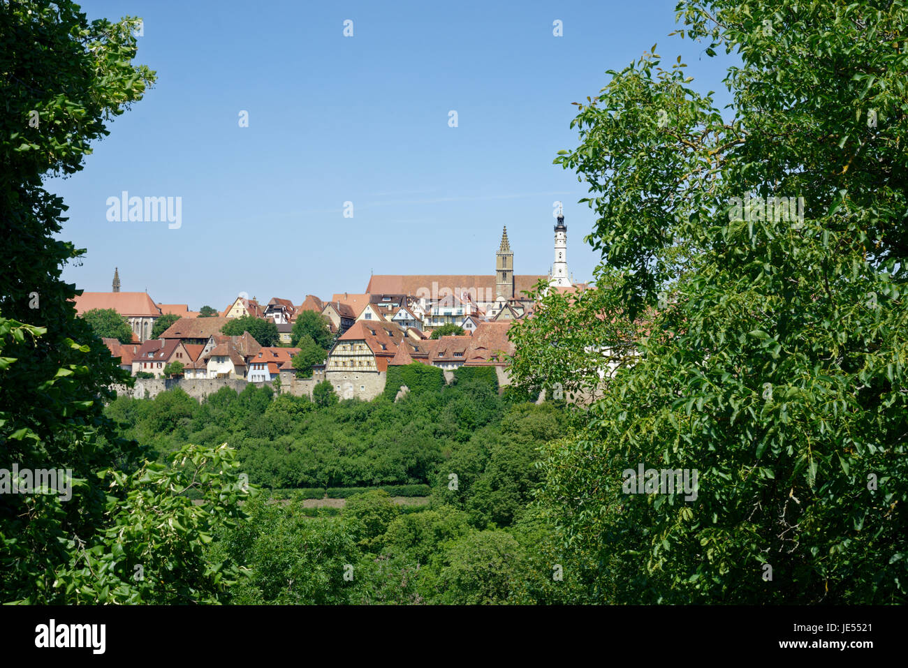 Die Stadtmauer von Rothenburg ob der Tauber umgibt die ganze Stadt. Die ...