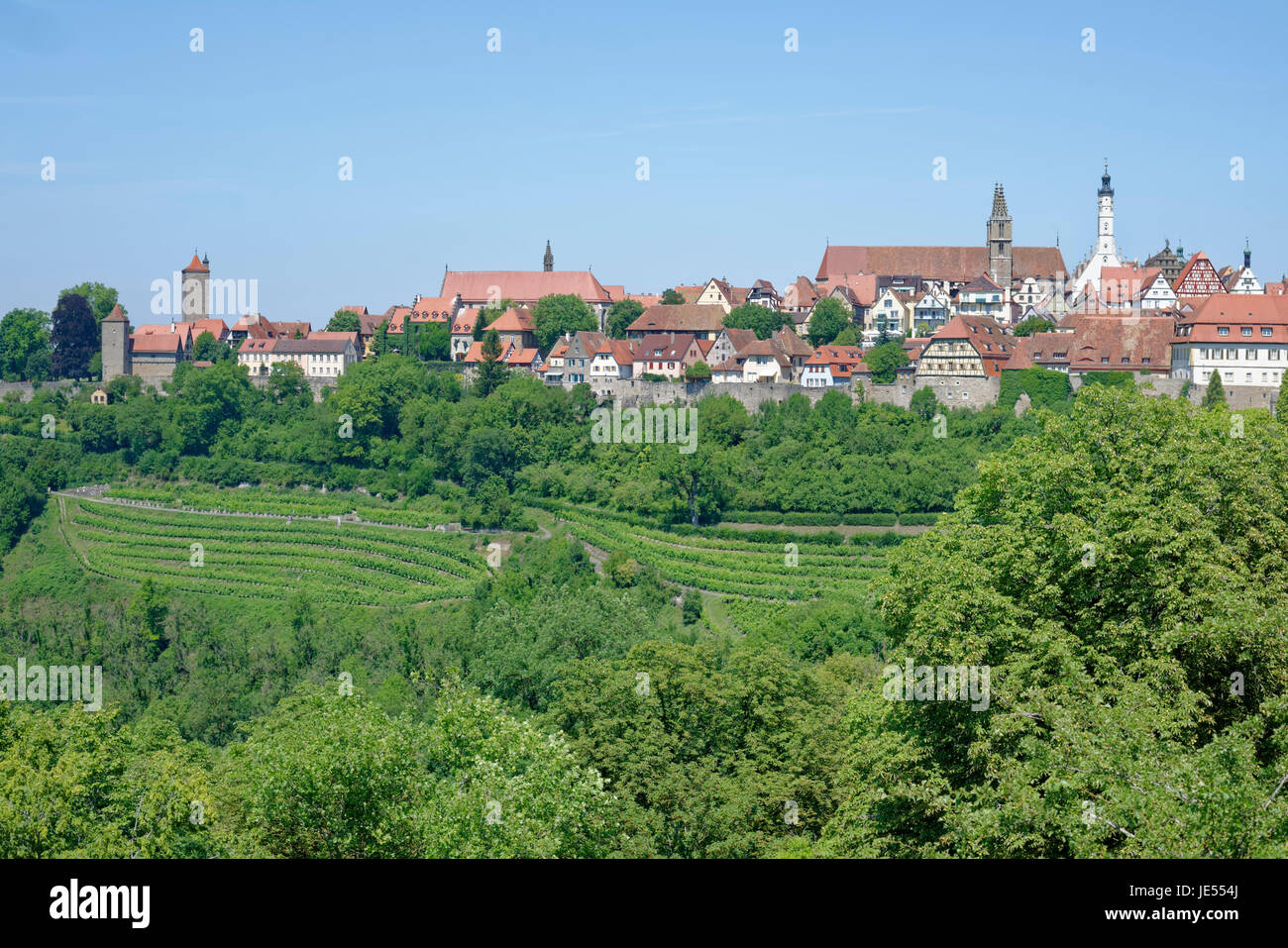 Die Stadtmauer von Rothenburg ob der Tauber umgibt die ganze Stadt. Die ...
