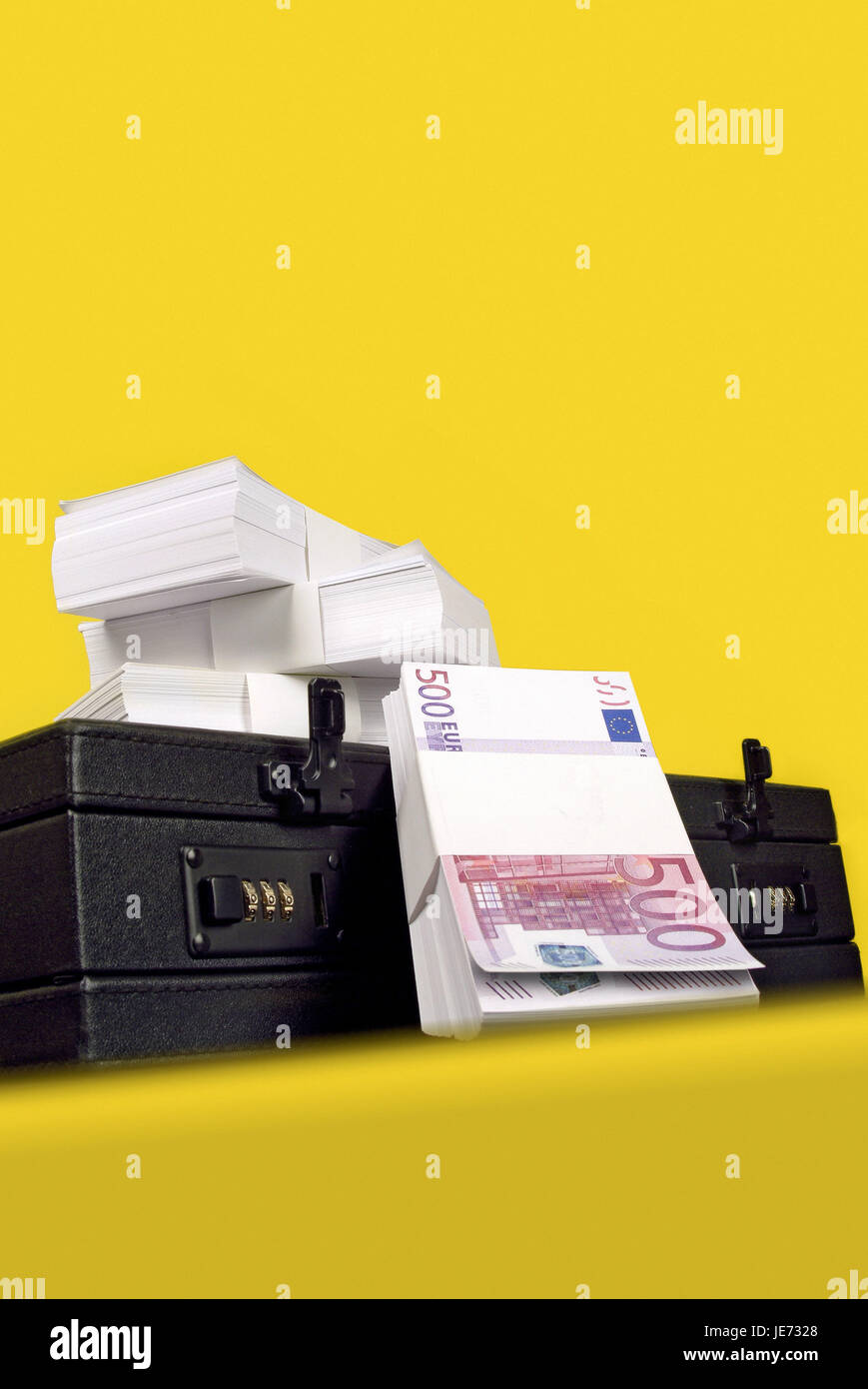 Money suitcase -Fotos und -Bildmaterial in hoher Auflösung – Alamy