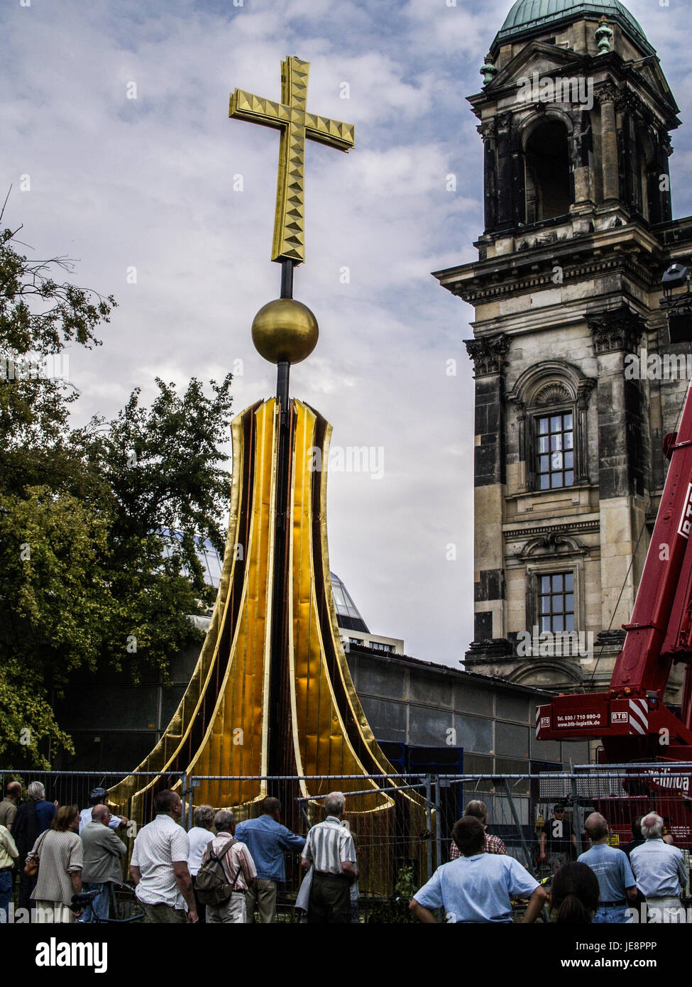 Berliner don goldene kreuzerneuerung -Fotos und -Bildmaterial in hoher Auflösung – Alamy