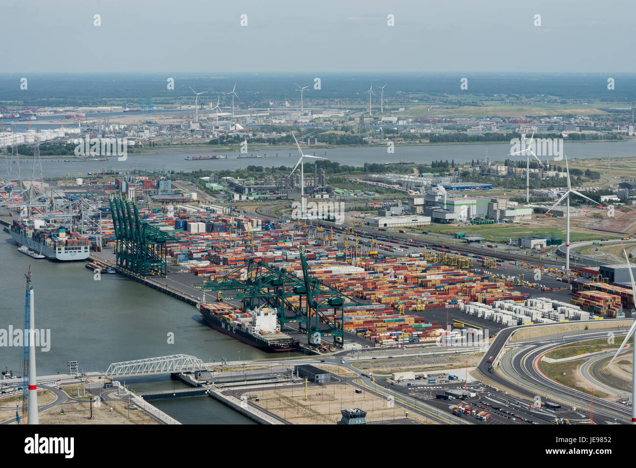 Luftaufnahme von DP World Antwerpen am Deurganck Dock Terminal mit ...