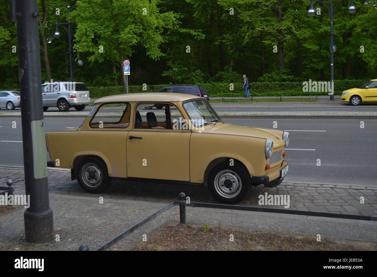 Gelbes trabi auto -Fotos und -Bildmaterial in hoher Auflösung – Alamy