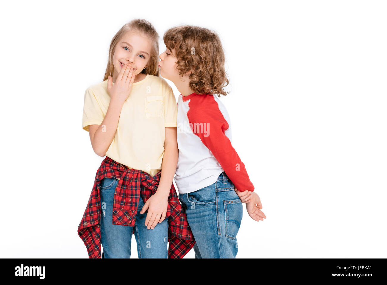 Kinder junge mädchen kuss -Fotos und -Bildmaterial in hoher Auflösung ...