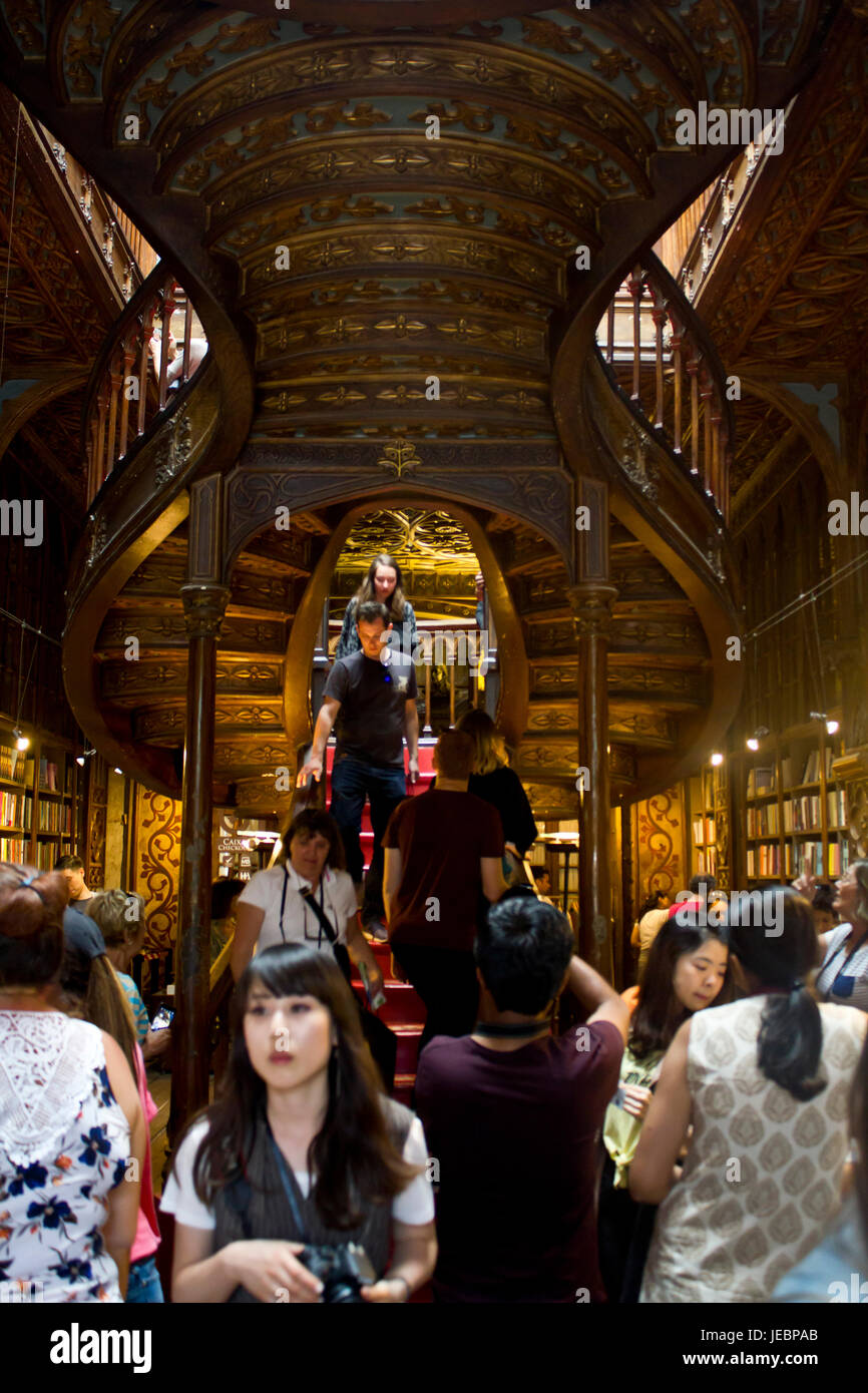 Lello library porto portugal -Fotos und -Bildmaterial in hoher ...
