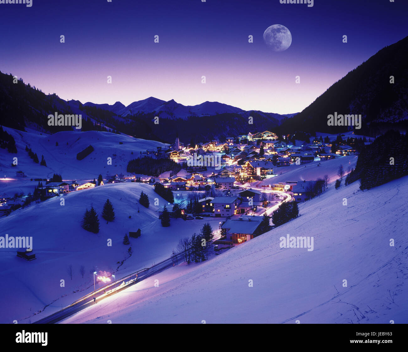 Österreich, Tirol, externe weit, Berwang, Winterabend mit Mond ...