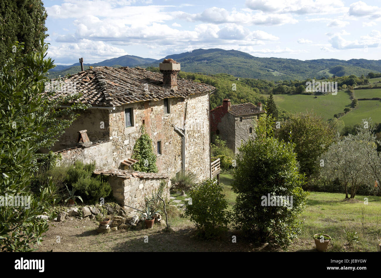 Italien, Toskana, Region Florenz, Landschaft von Mugello mit Landhaus ...