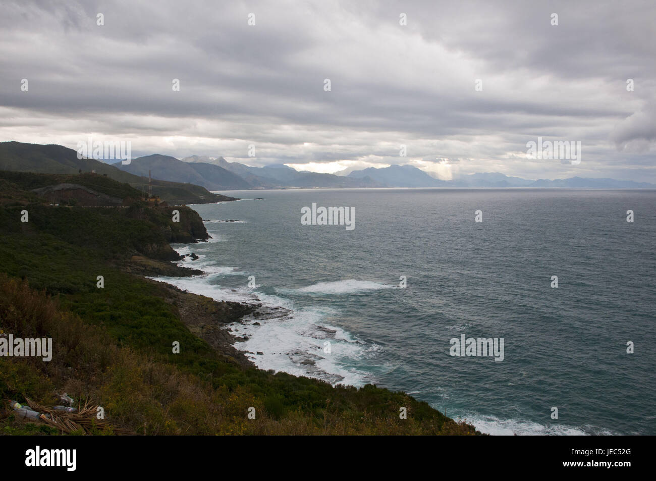 Steilküste entlang der Straße von Jijel Bejaja, Kabylei, Algerien ...