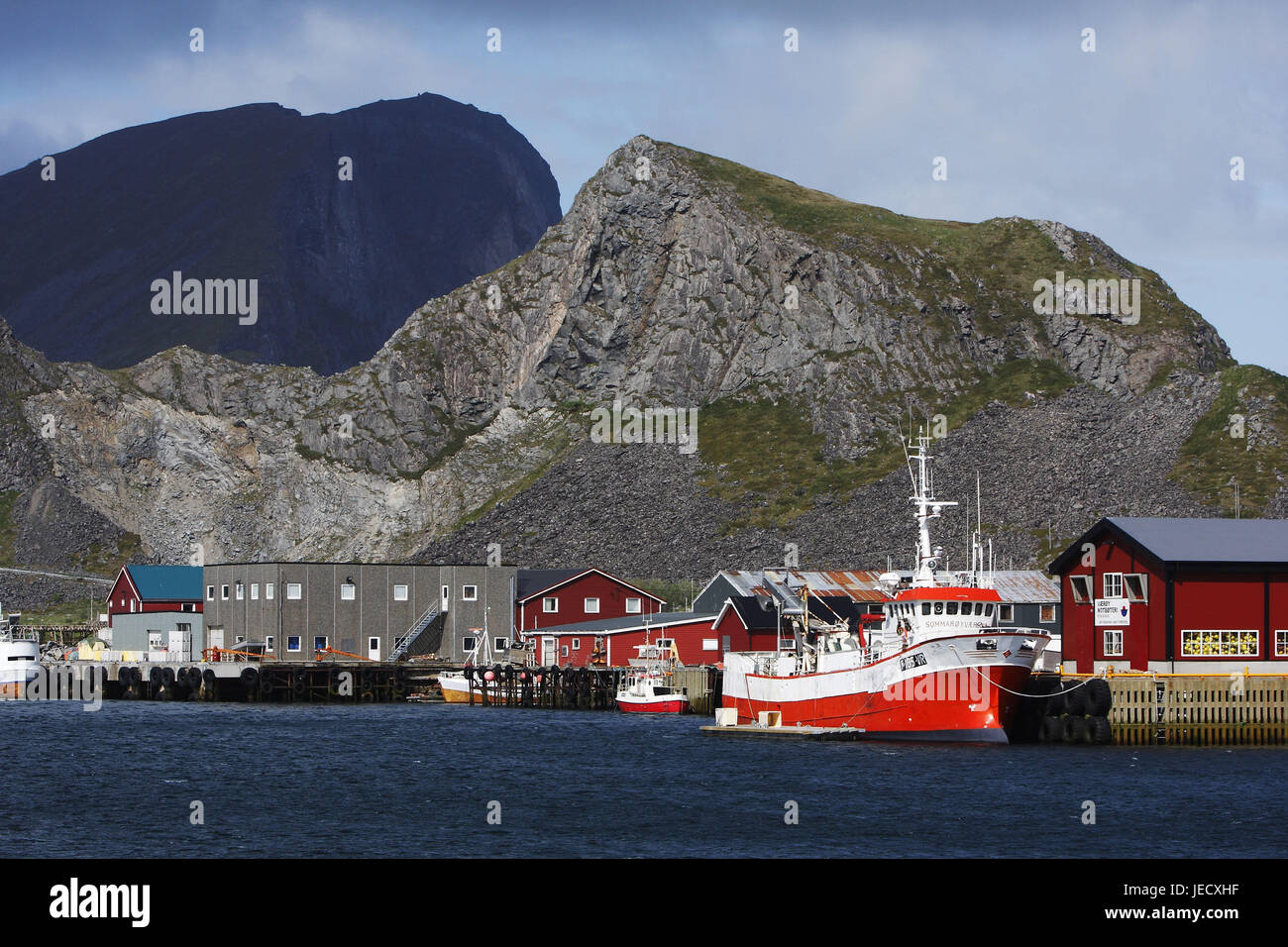 Trawler im Hafen von Sorland auf der Lofoteninsel Vaeroy in Norwegen ...