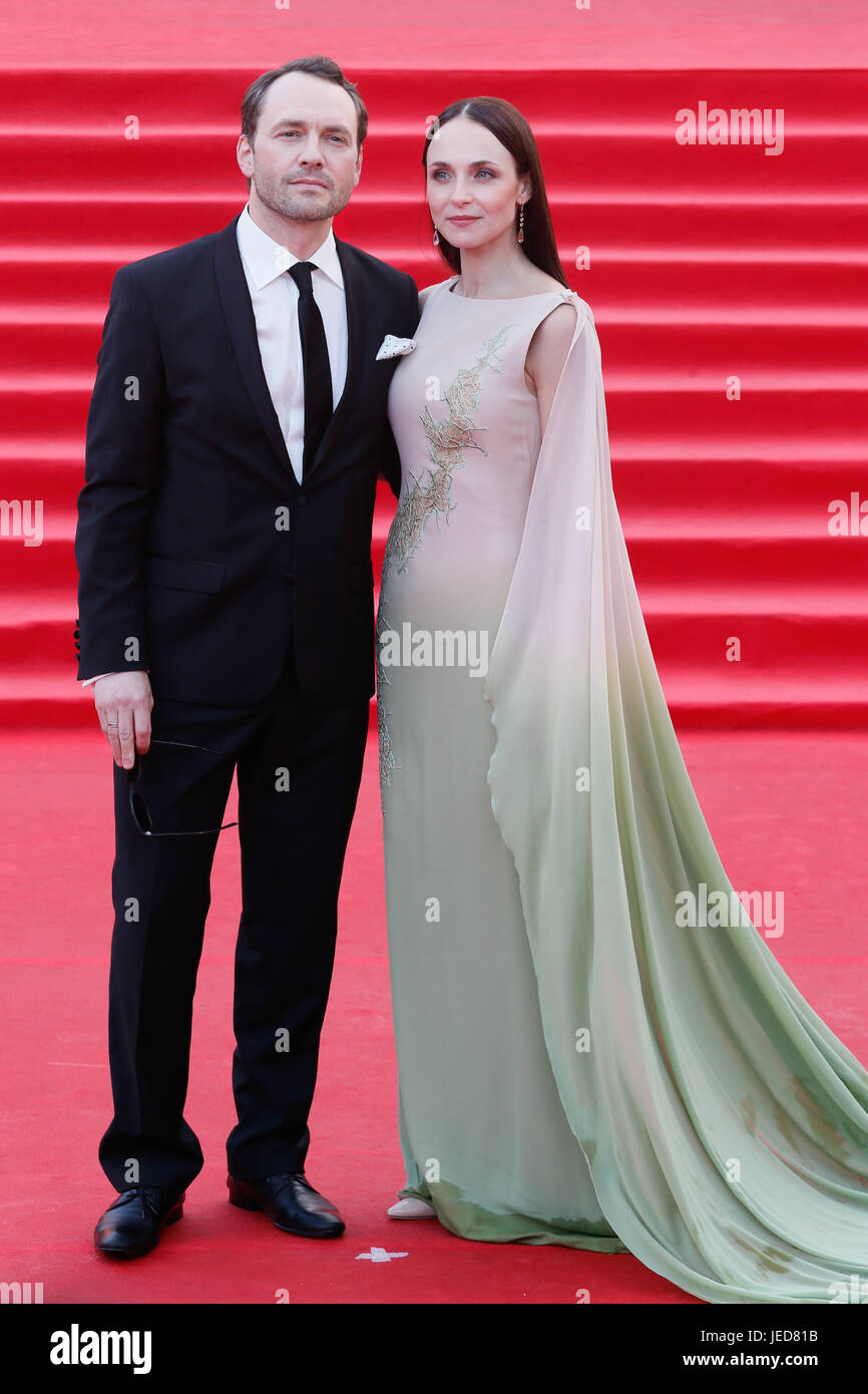Moskau, Russland. 22. Juni 2017. Schauspieler Viktor Vasilyev und Anna Snatkina bei der ...