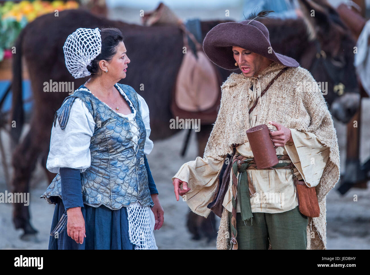 Karin Hartmann als Fisch Hausierer Fronica und Philipp Richter in der ...