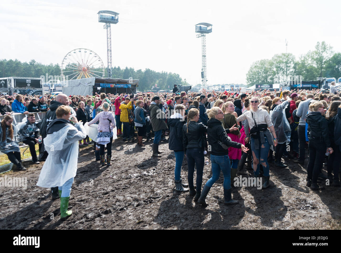 BesucherInnen, die am zweiten Tag des Hurricane Festival in Scheeßel ...