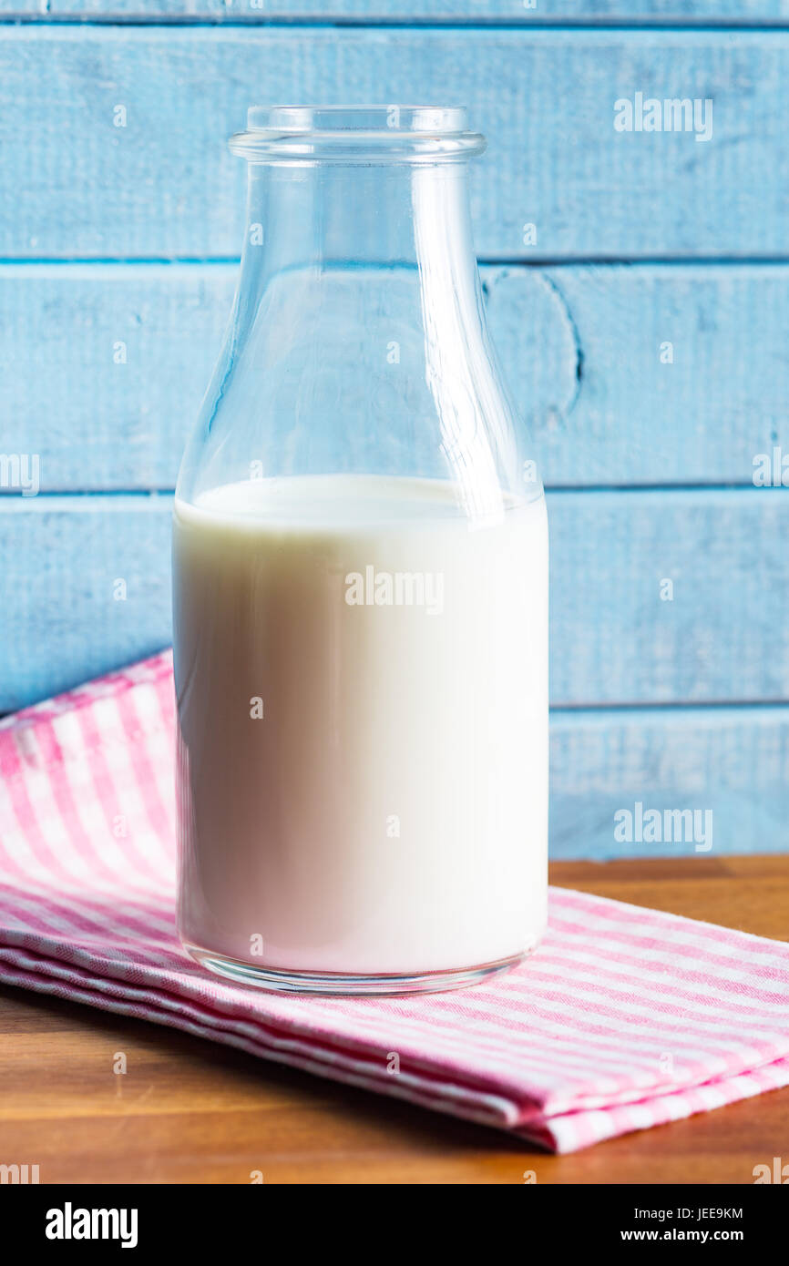 Milch flasche -Fotos und -Bildmaterial in hoher Auflösung – Alamy