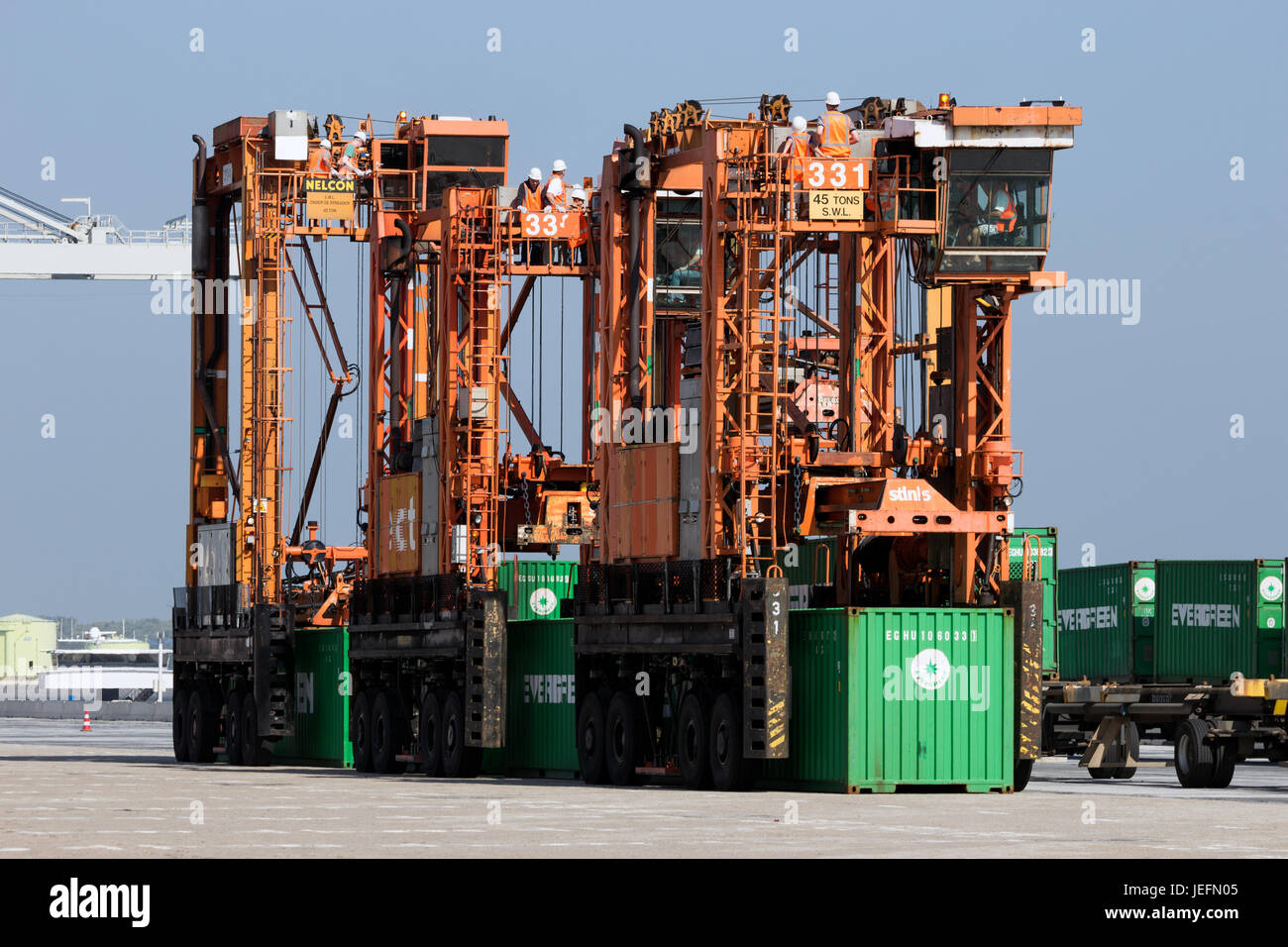 Straddle Carriers Stockfotos und -bilder Kaufen - Alamy