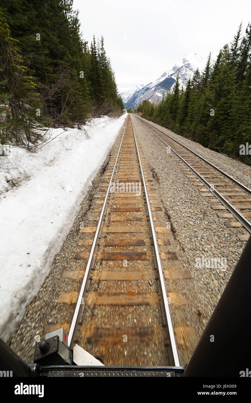 Bahnstrecke, gesehen aus der offenen Vorraum auf der Rückseite der ...