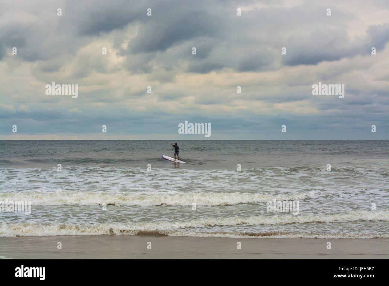 Paddle boarder strand -Fotos und -Bildmaterial in hoher Auflösung – Alamy
