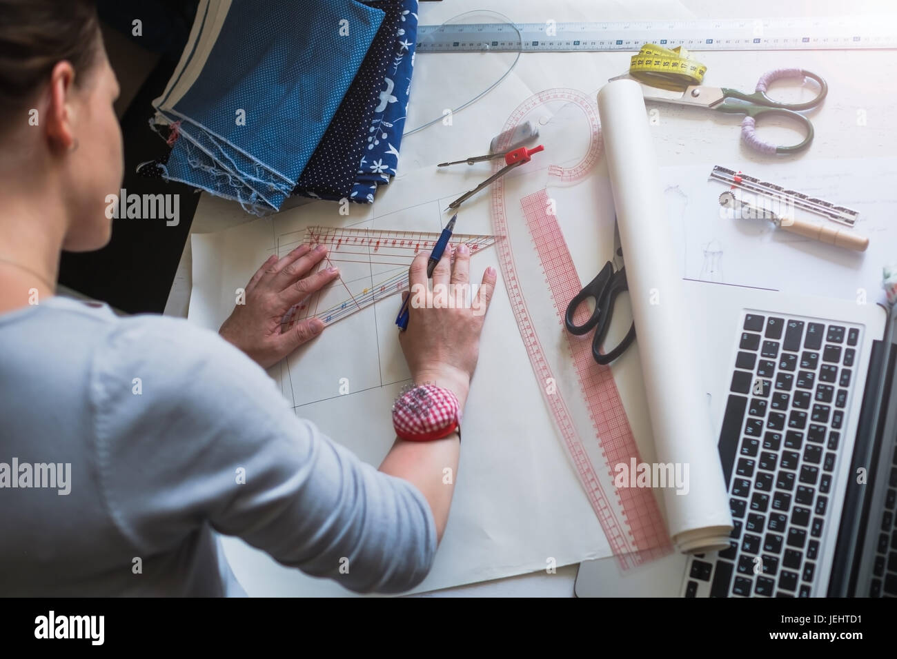 Designer fashion -Fotos und -Bildmaterial in hoher Auflösung – Alamy