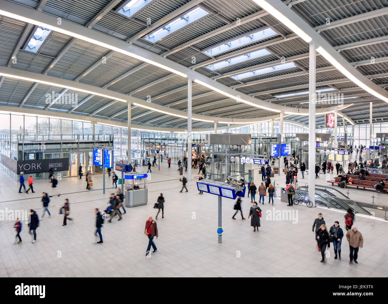 Terminal 2 Dach Stockfotos und -bilder Kaufen - Alamy