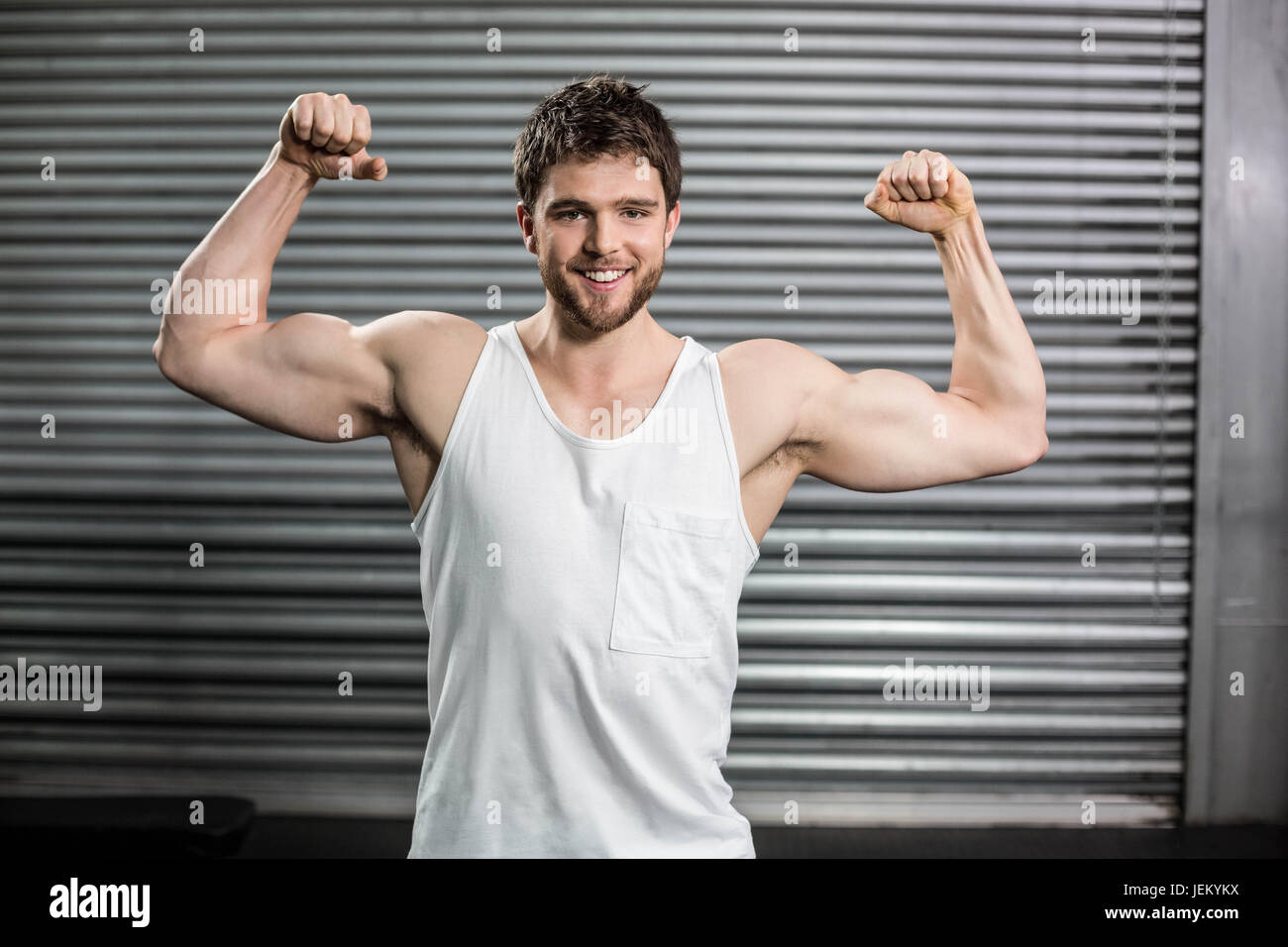 Male bodybuilder flexing muscles -Fotos und -Bildmaterial in hoher ...