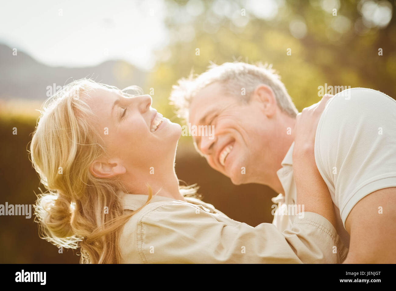 Kuss auf den hals -Fotos und -Bildmaterial in hoher Auflösung – Alamy