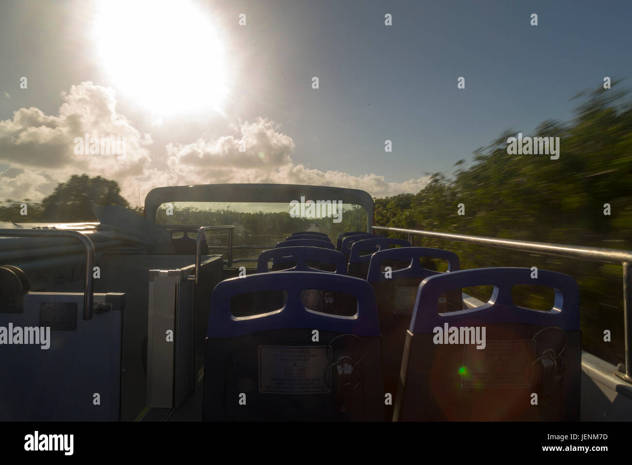 Touristenbus in Cayo Coco, Kuba Stockfotografie - Alamy