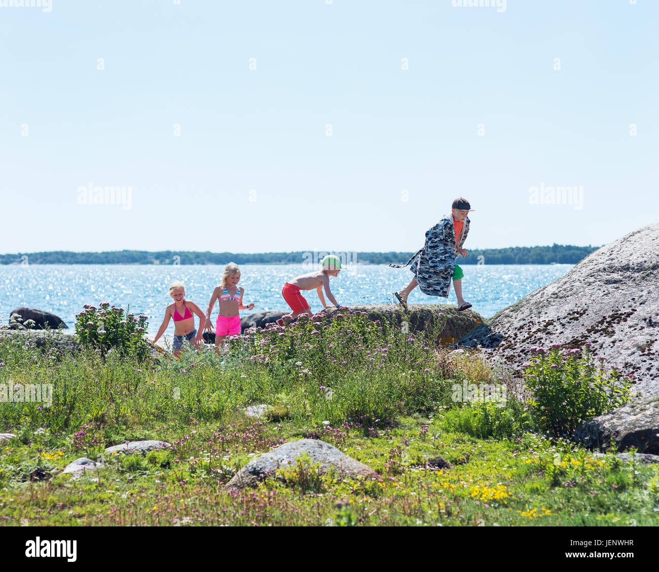 Drei kinder, die ins meer laufen -Fotos und -Bildmaterial in hoher ...