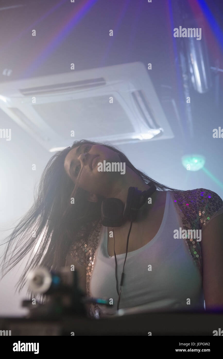 Dj tanzen -Fotos und -Bildmaterial in hoher Auflösung – Alamy