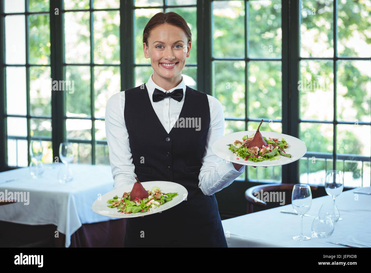 Kellnerin mit tellern -Fotos und -Bildmaterial in hoher Auflösung – Alamy