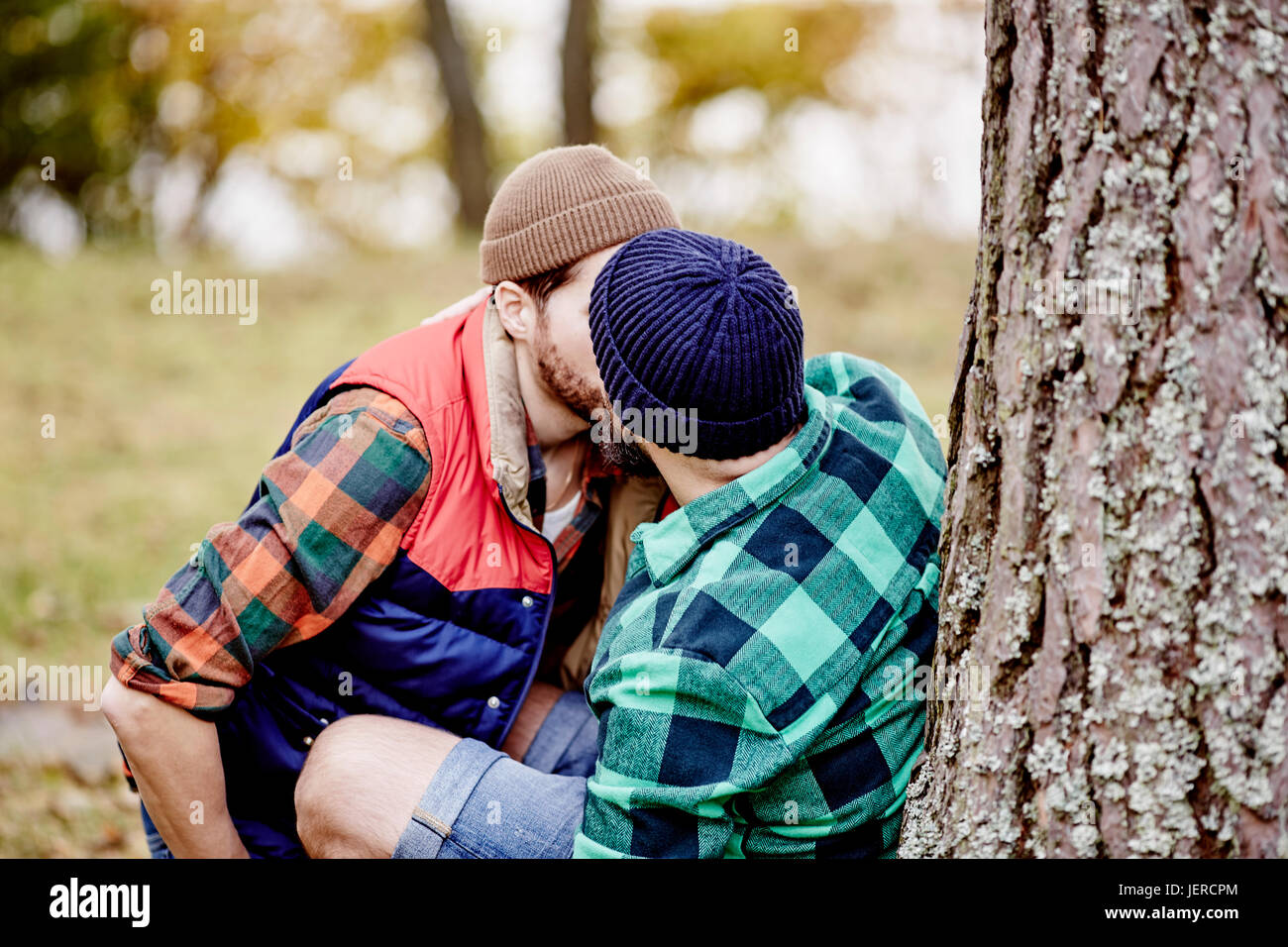 Zwei schwule junge männer küssen sich -Fotos und -Bildmaterial in hoher ...