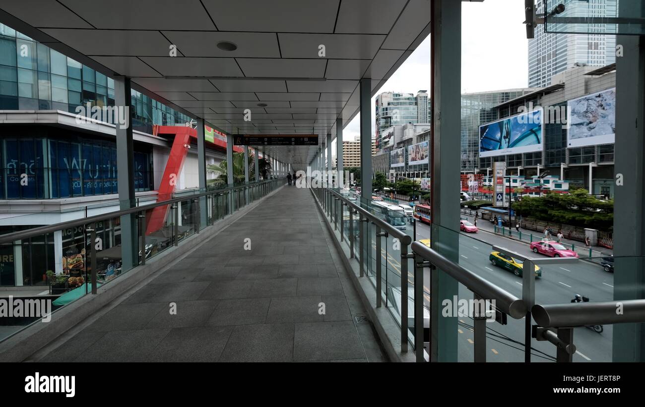 der neue Skywalk auf Ratchadamri Road Bangkok Thailand Stockfotografie ...