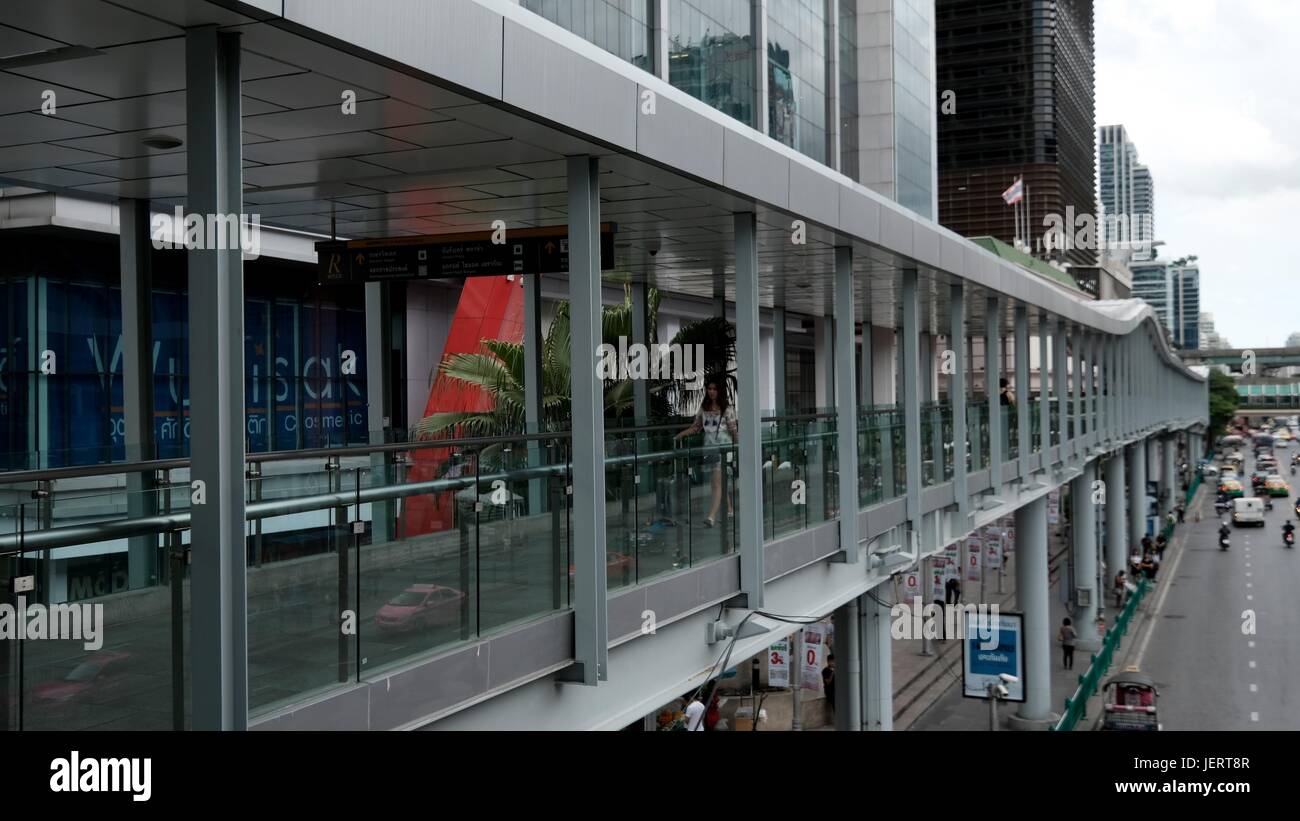 der neue Skywalk auf Ratchadamri Road Bangkok Thailand Stockfotografie ...