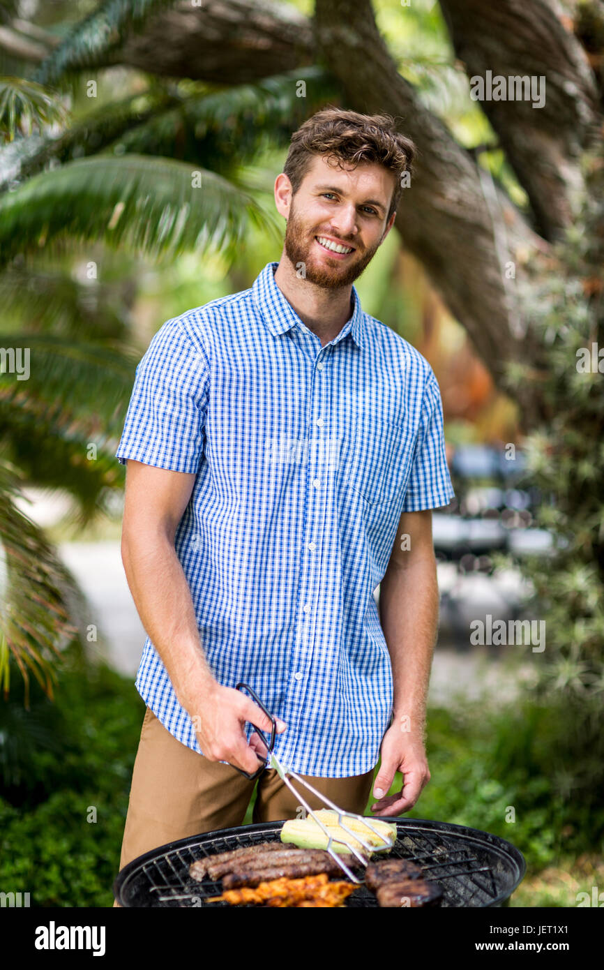 Grillender mann -Fotos und -Bildmaterial in hoher Auflösung – Alamy